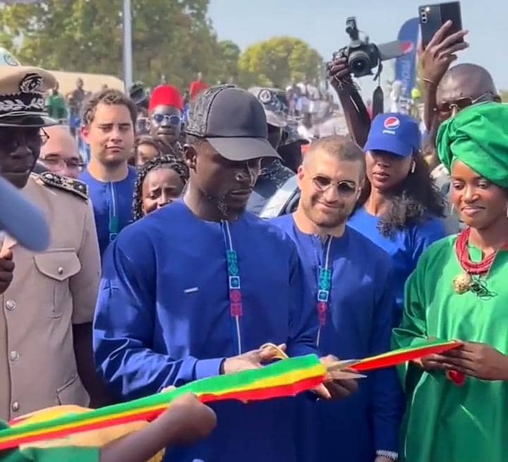Sadio Mané inaugure le stade de 1 000 place qu'il a construit dans son ...
